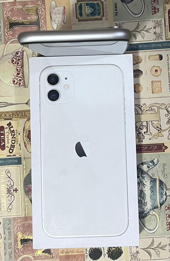 Pre- owned Apple iPhone 11 white 128gb Available for sale